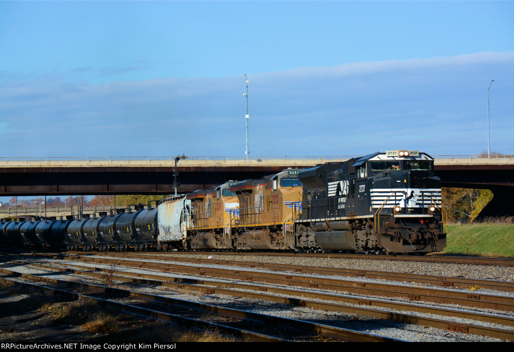 NS 2737 UP 5252 5259 66Z Ethanol Loads